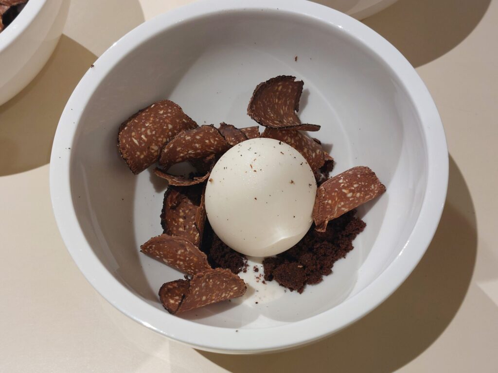 Un uovo di cioccolato con panna cotta, zabaione e tartufo - Zipnews.it ...